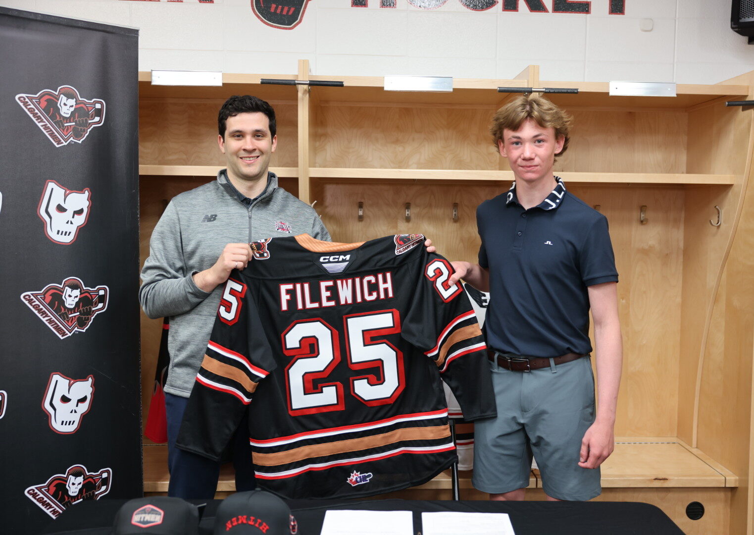 SIGNED: Calgary Hitmen Sign Forward Walker Filewich - Calgary Hitmen